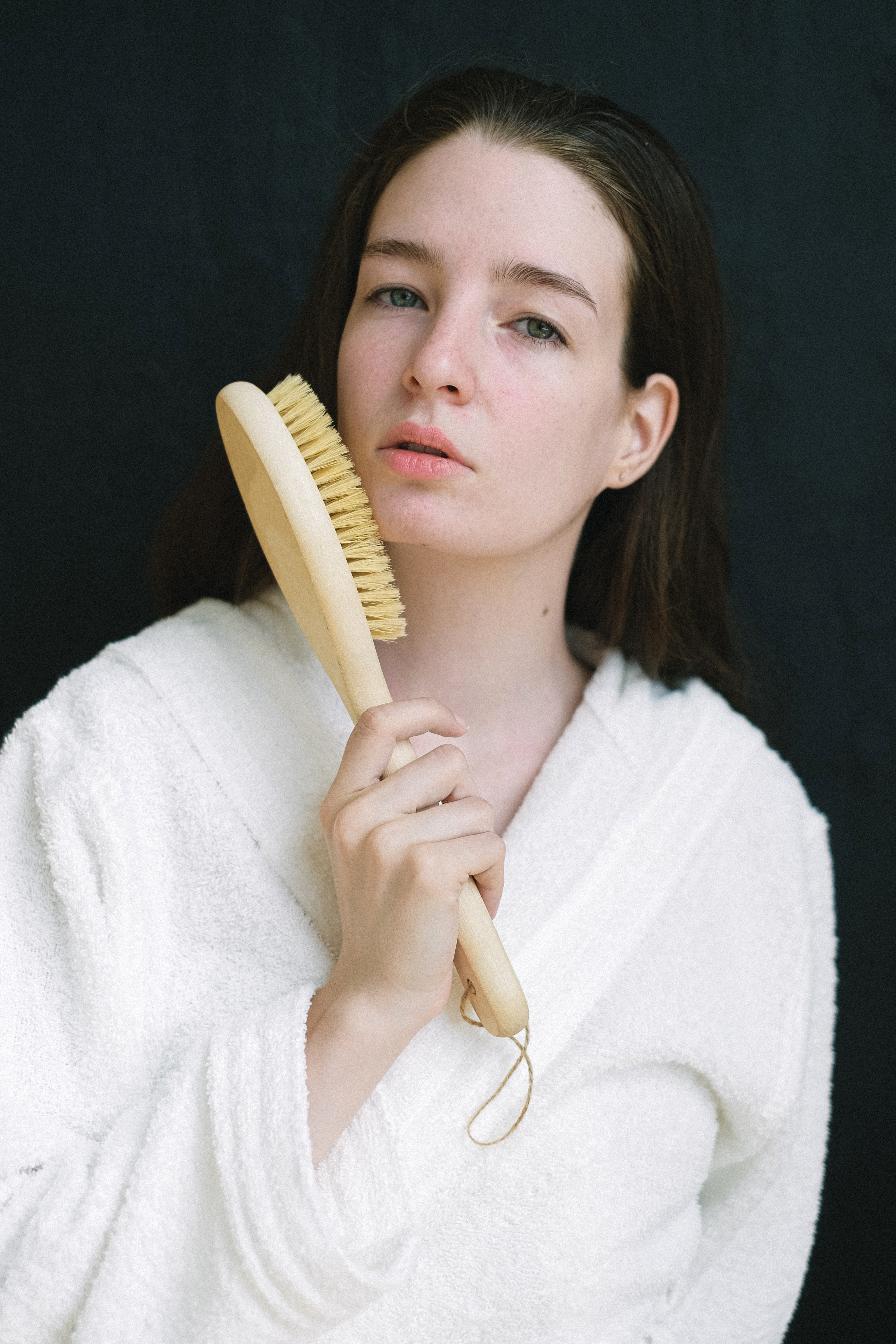 Benefits Of Dry Brushing Your Face & Body (Can It Detox?) - The Filtery