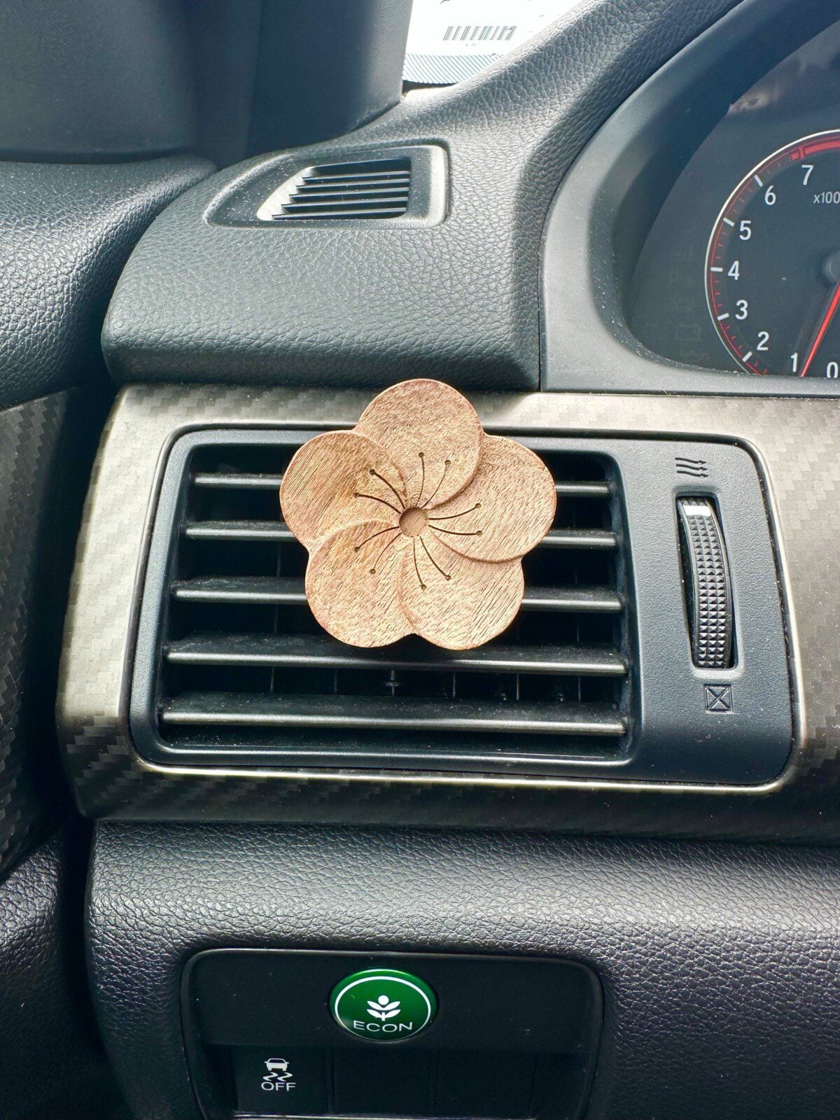 5 Natural & Non-Toxic Car Air Fresheners (+ 2 DIY Ideas!) - The Filtery
